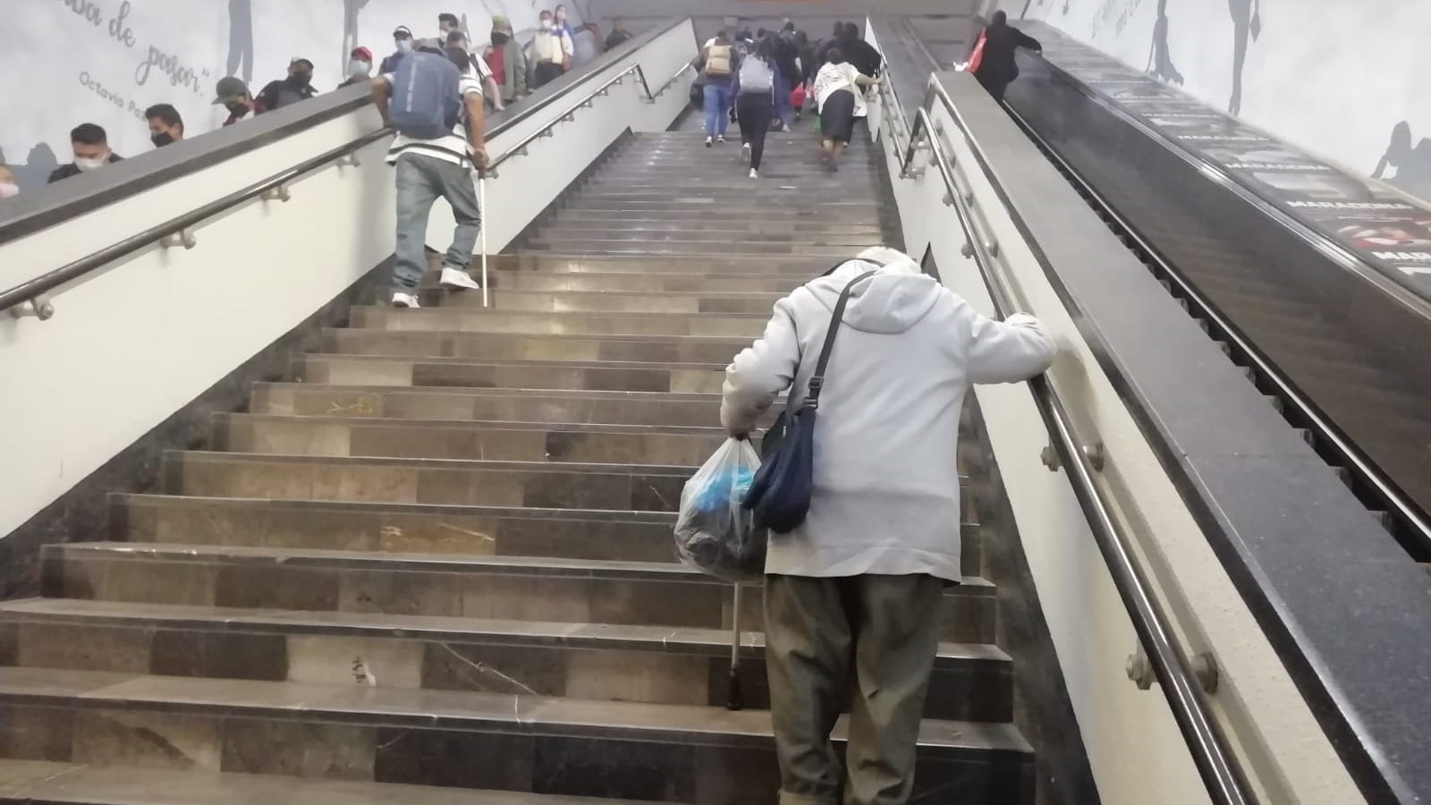 HISTORIAS EN EL METRO/ Caminar lento – Entresemana