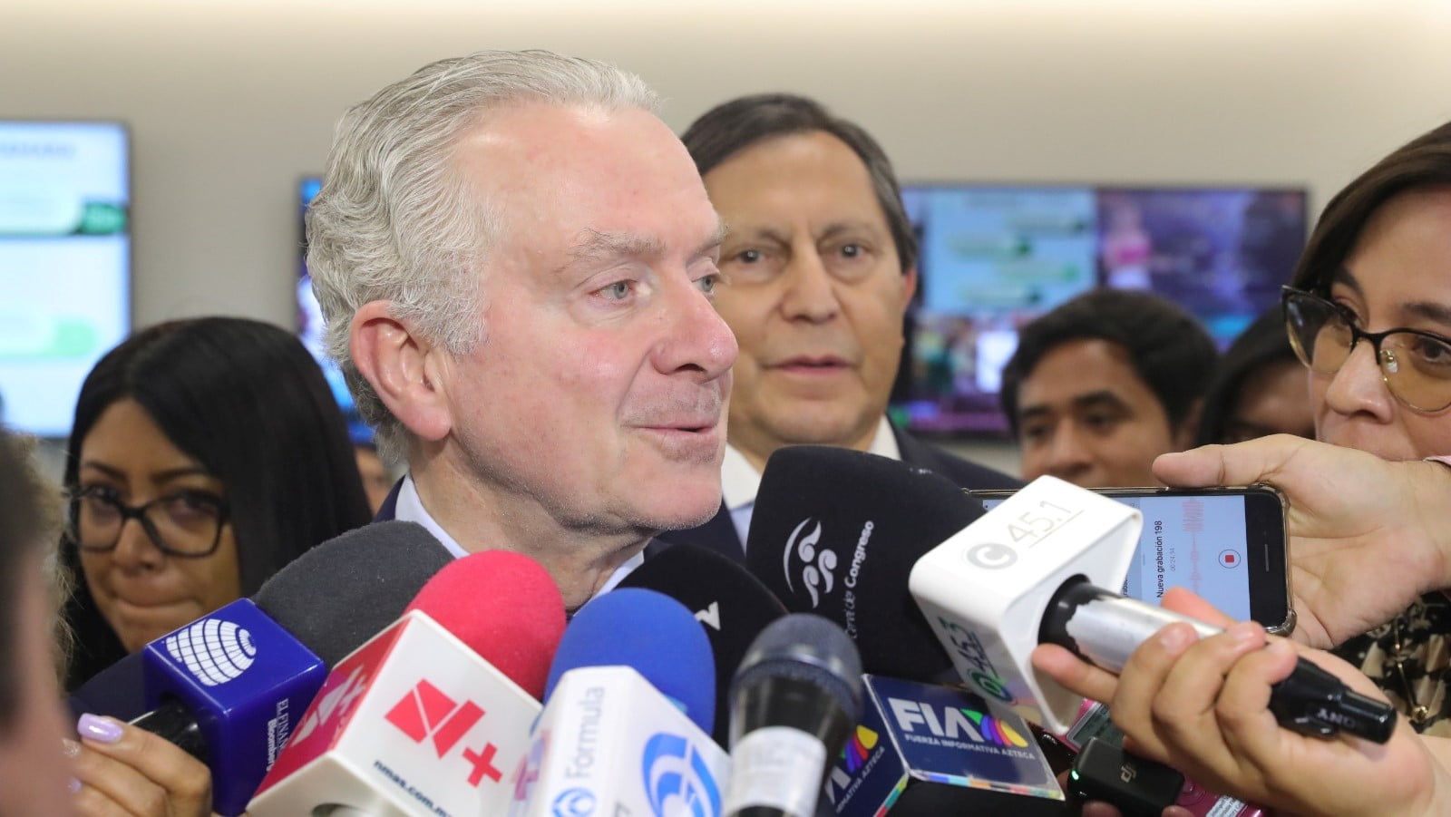 Hay dos visiones de México en la aprobación fast track de leyes en San ...