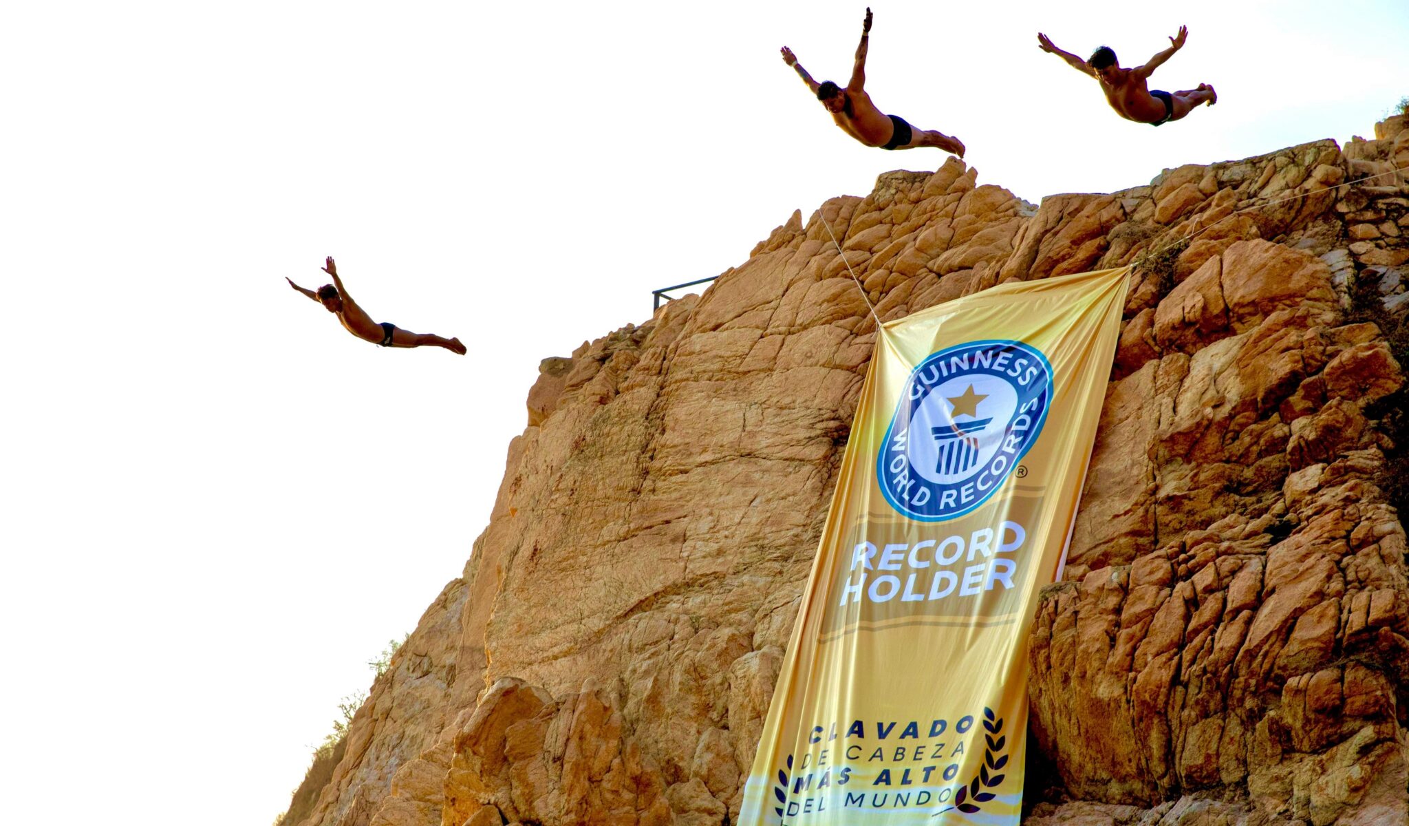 Josefina Rodríguez entrega Récord Guinness a clavadistas de La Quebrada ...